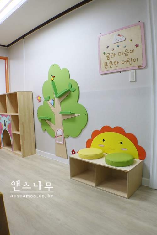 어린이집도서관유치원도서공간도서실도서실환경구성도서관책장유아책꽂이책장전면책진열대책진열대나무장식소파책꽂이벤치앤스나무