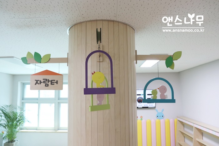 대평유치원현관도서환경구성현관입구꾸미기기둥나무패널작업책진열대유아쿠션매트원형유아책상유치원어린이집도서영역도서책장앤스나무